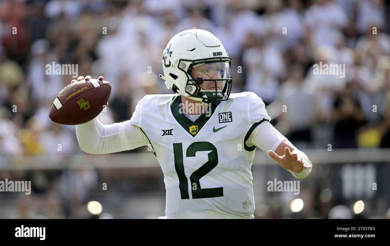 Baylor quarterback Blake Shapen (12) sets up to throw during the first ...