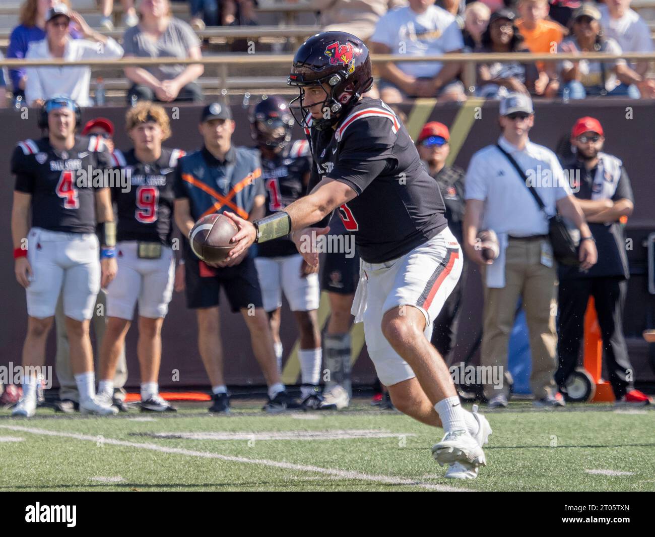 KALAMAZOO, MI - SEPTEMBER 30: Ball State Cardinals quarterback Layne ...
