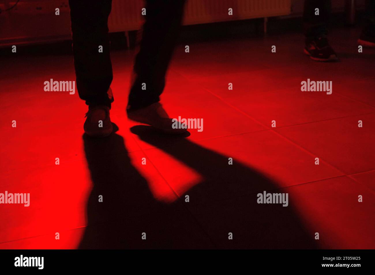Tanzende silhouette hi-res stock photography and images - Alamy