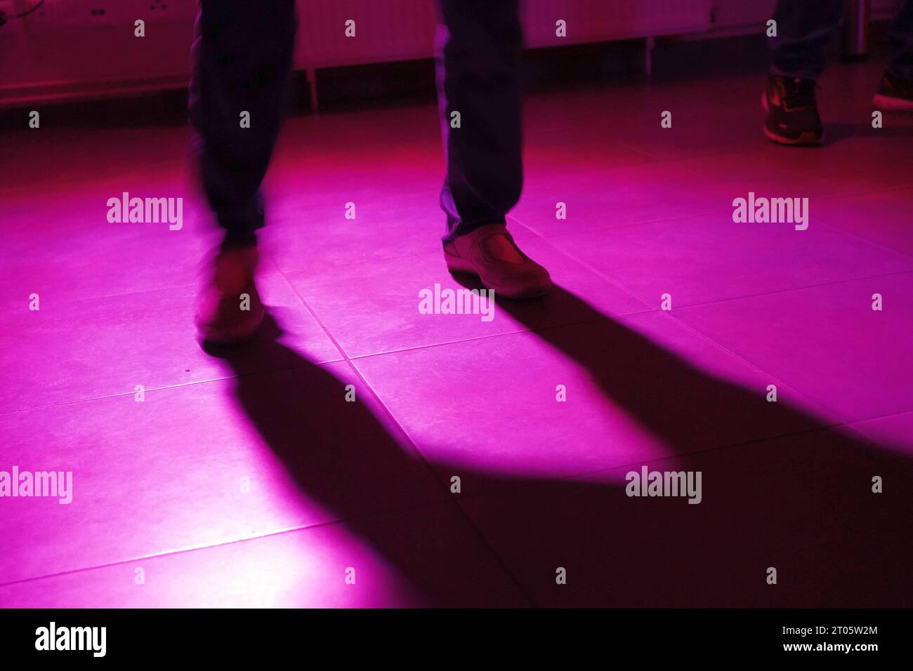 Tanzende silhouette hi-res stock photography and images - Alamy