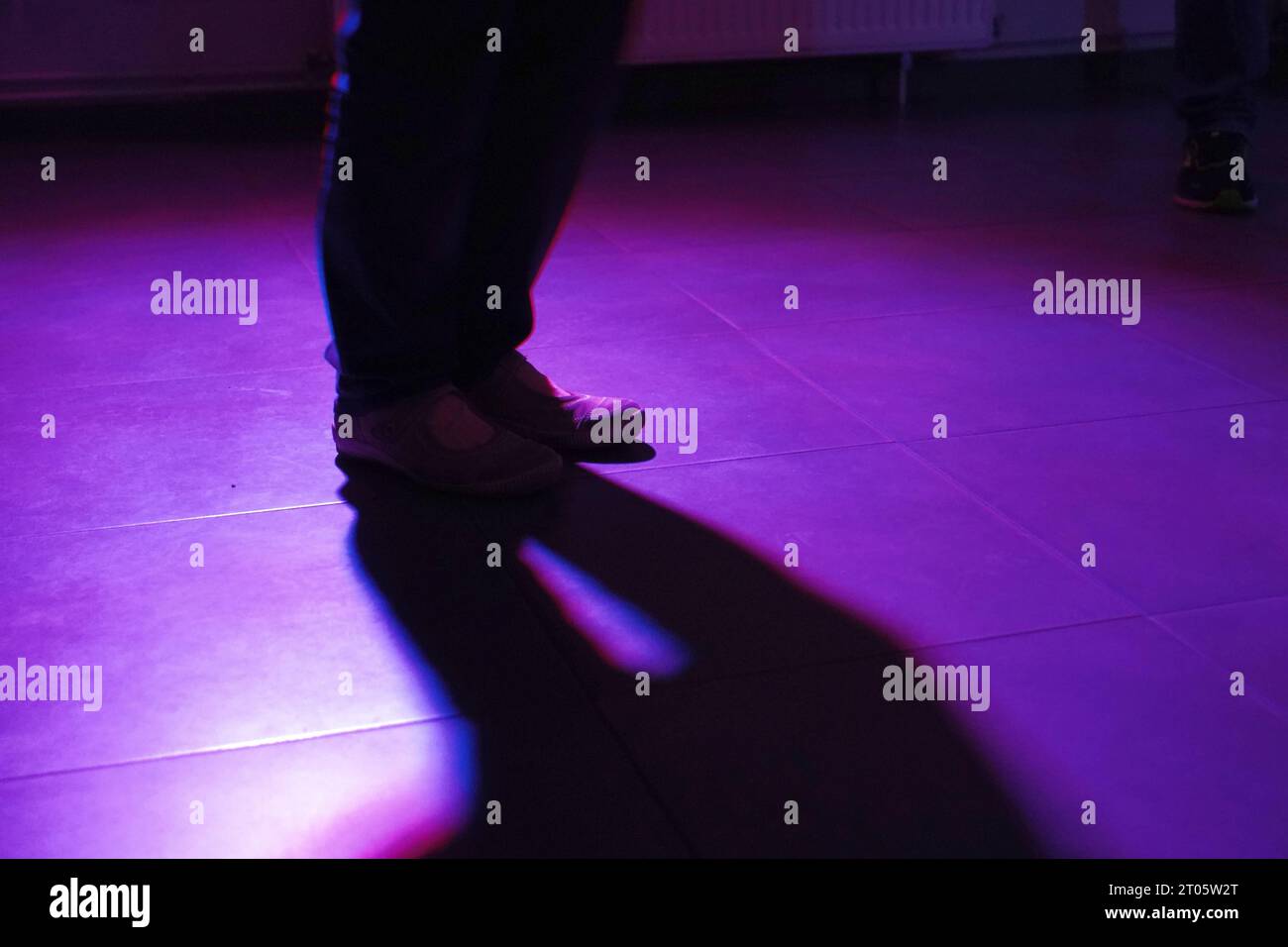 Tanzende silhouette hi-res stock photography and images - Alamy