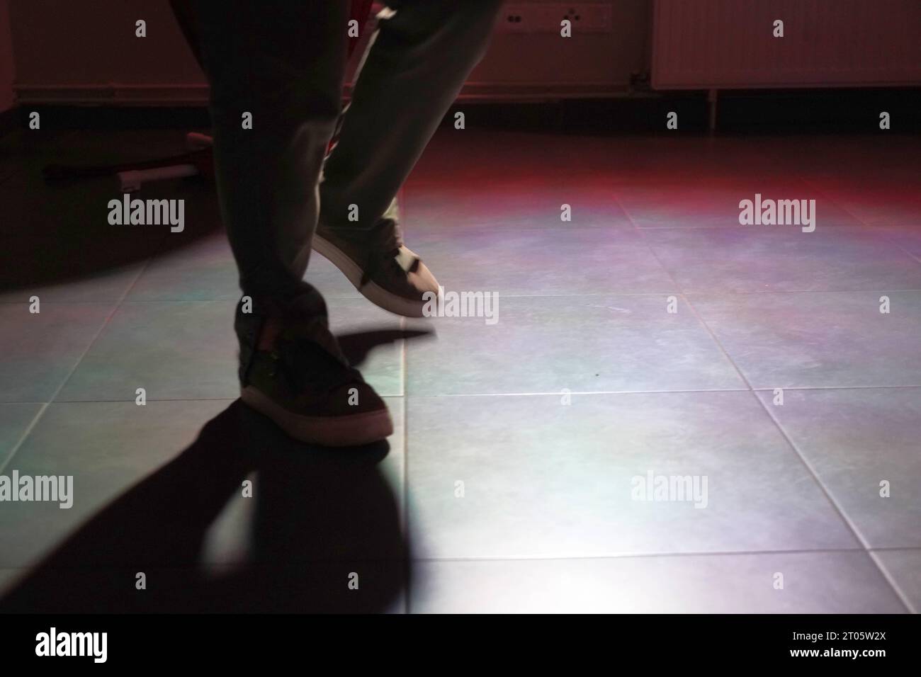 Tanzende silhouette hi-res stock photography and images - Alamy