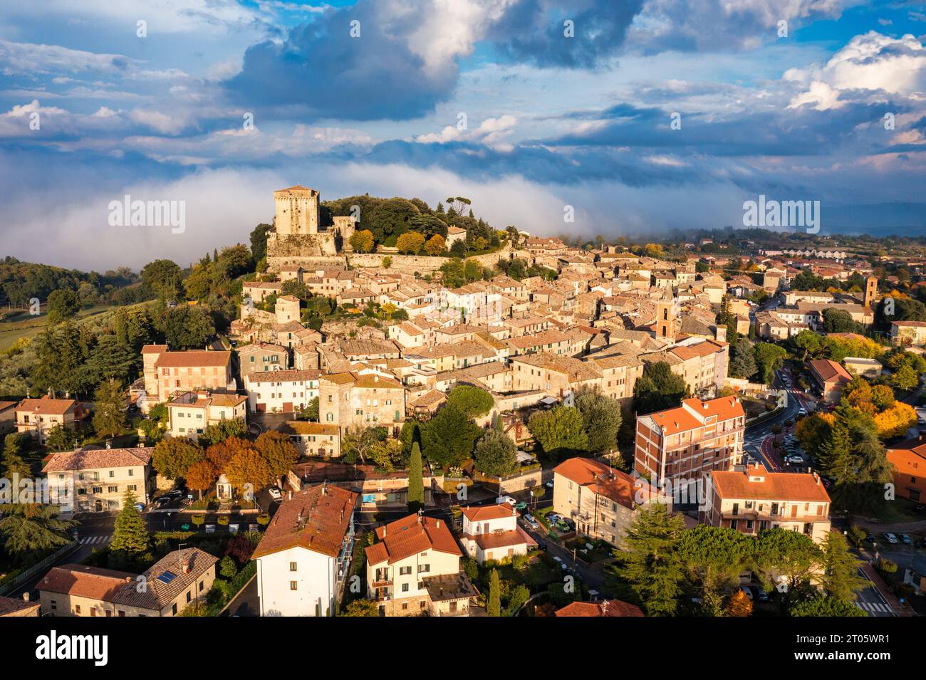 Sarteano village in tuscany italy hi-res stock photography and images ...