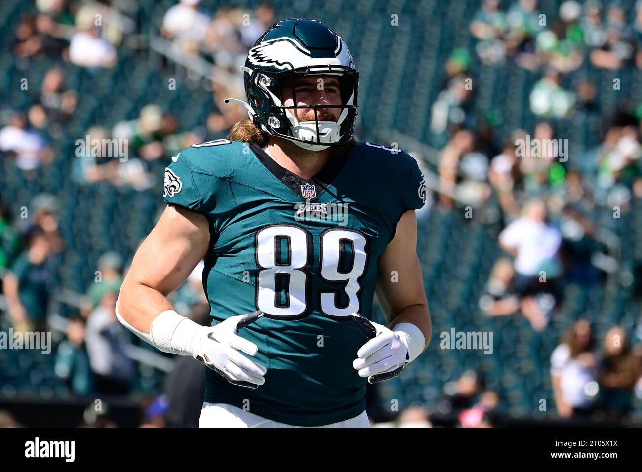 October 1, 2023: Philadelphia Eagles tight end Jack Stoll (89) warms up ...