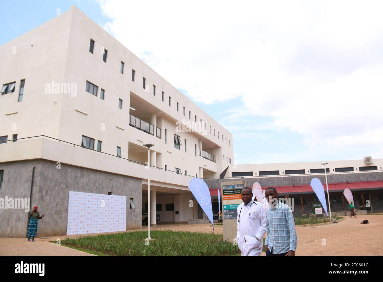(231004) -- BURERA, Oct. 4, 2023 (Xinhua) -- People walk at the newly ...