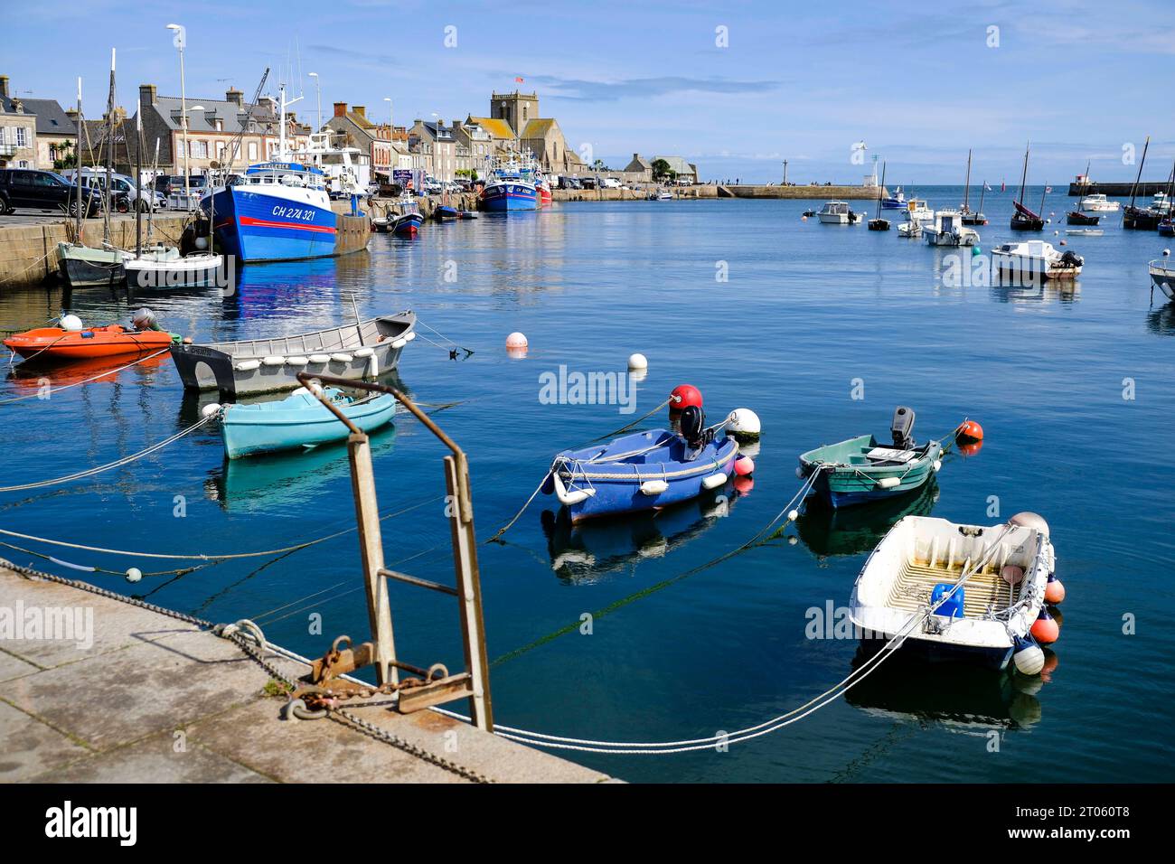 Frankreich, Barfleur, 01.09.2023: Fischtrawler, Fischerboote und ...