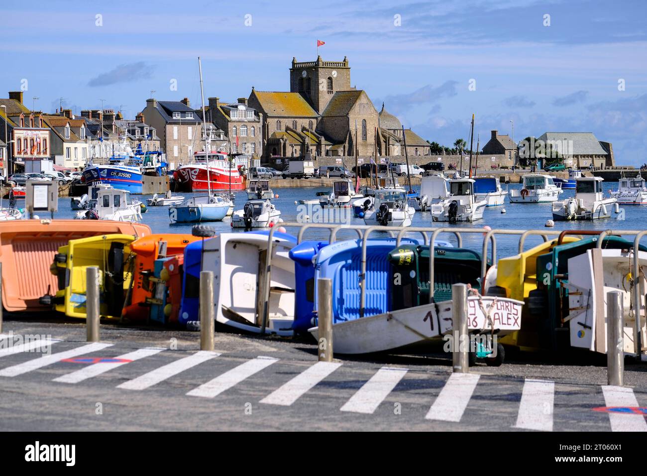 Frankreich, Barfleur, 01.09.2023: Fischtrawler, Fischerboote und ...
