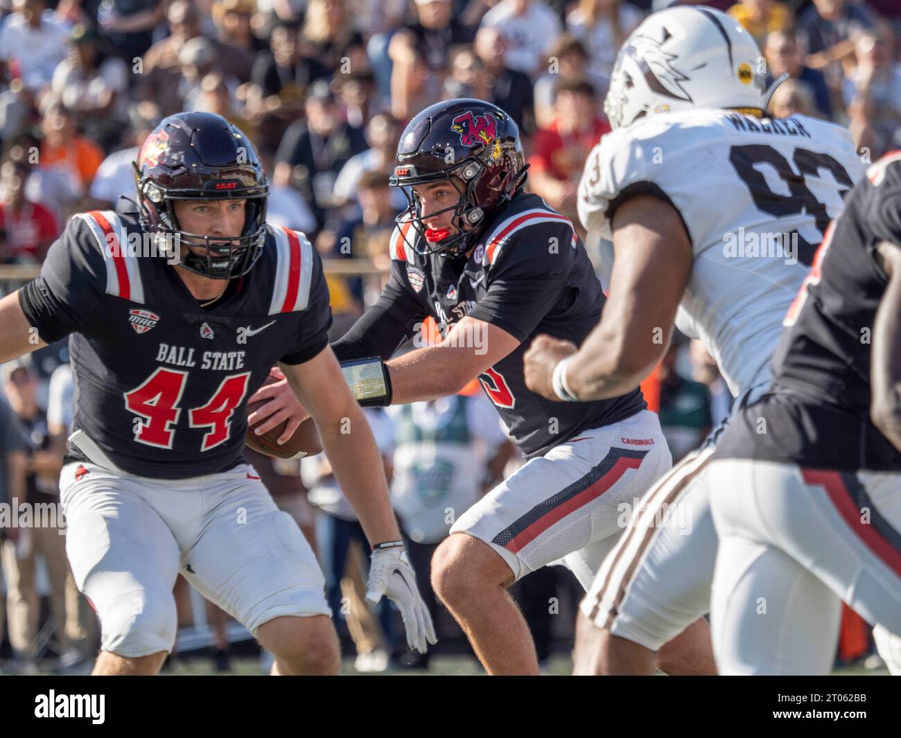 KALAMAZOO, MI - SEPTEMBER 30: Ball State Cardinals quarterback Layne ...