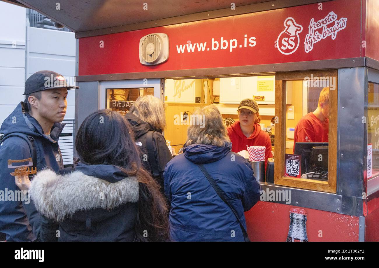 People at Bæjarins Beztu Pylsur hot dog stand or stall, for famous hot ...