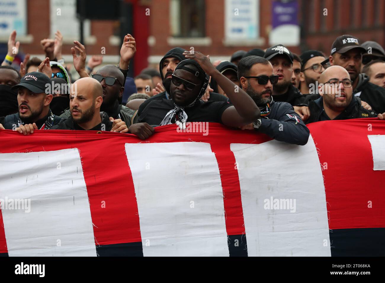 Psg fans hi-res stock photography and images - Alamy