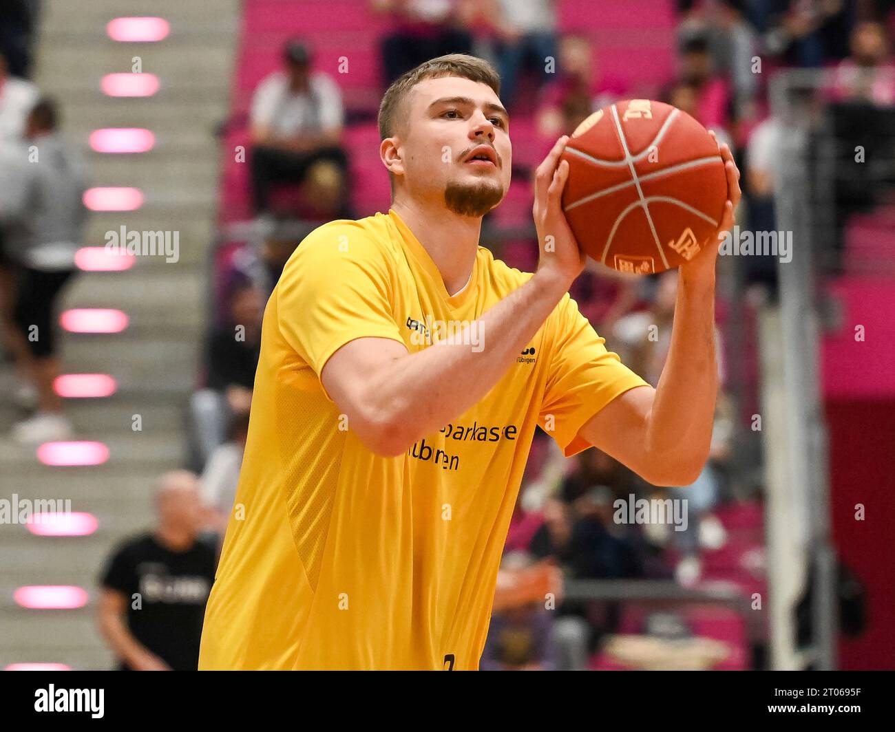 Kriss Helmanis (Tigers Tuebingen, #09) nimmt beim Aufwaermen Mass ...