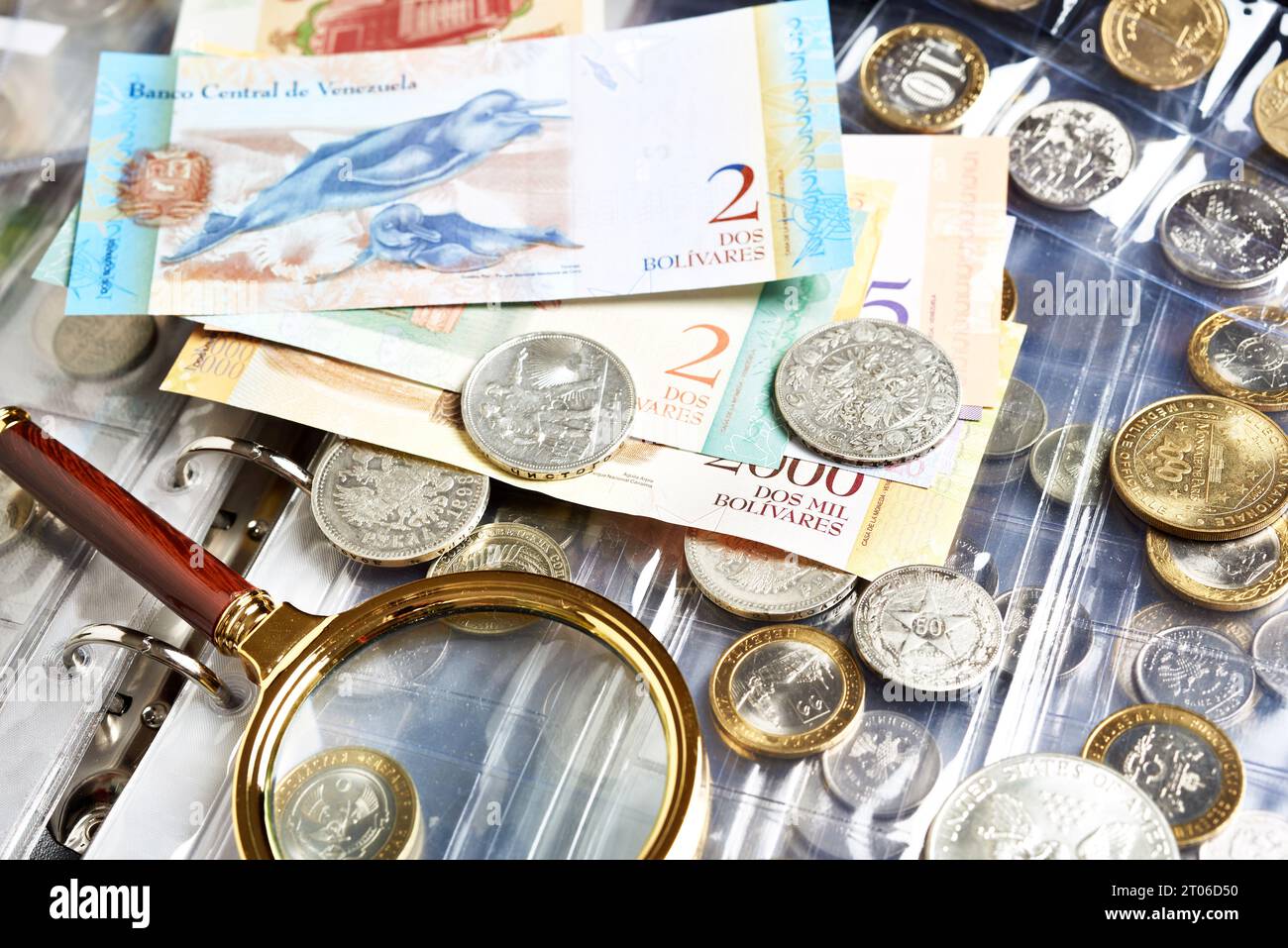 American dollar notes and coins hi-res stock photography and images - Alamy