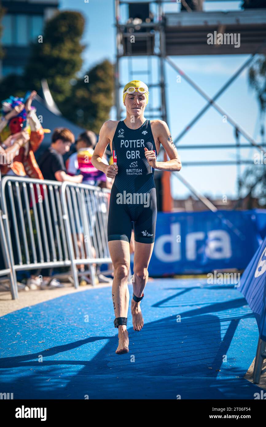 Beth Potter participating in Pontevedra in the 2023 World Triathlon ...