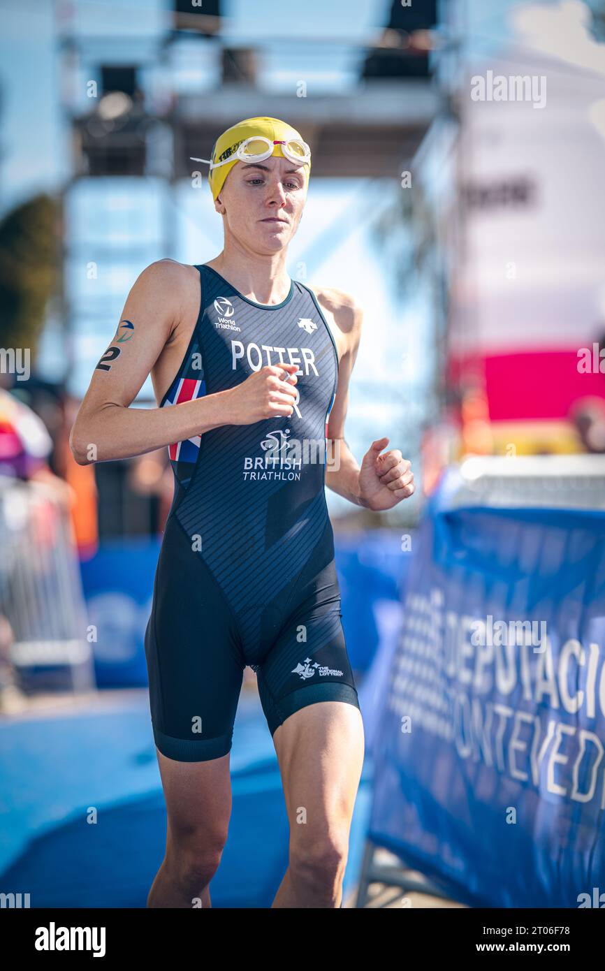 Beth Potter participating in Pontevedra in the 2023 World Triathlon ...