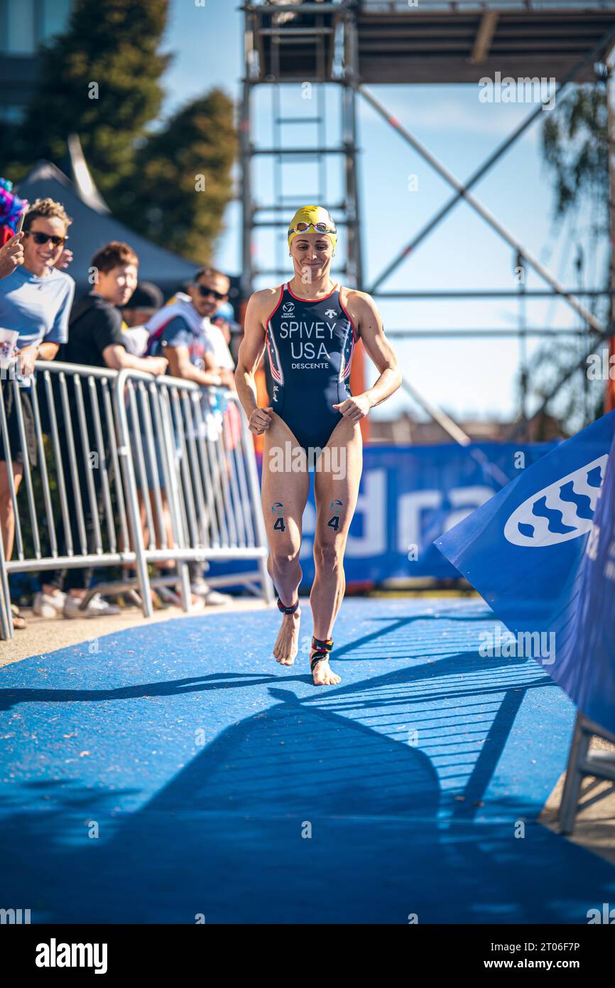 Taylor Spivey participating in Pontevedra in the 2023 World Triathlon ...
