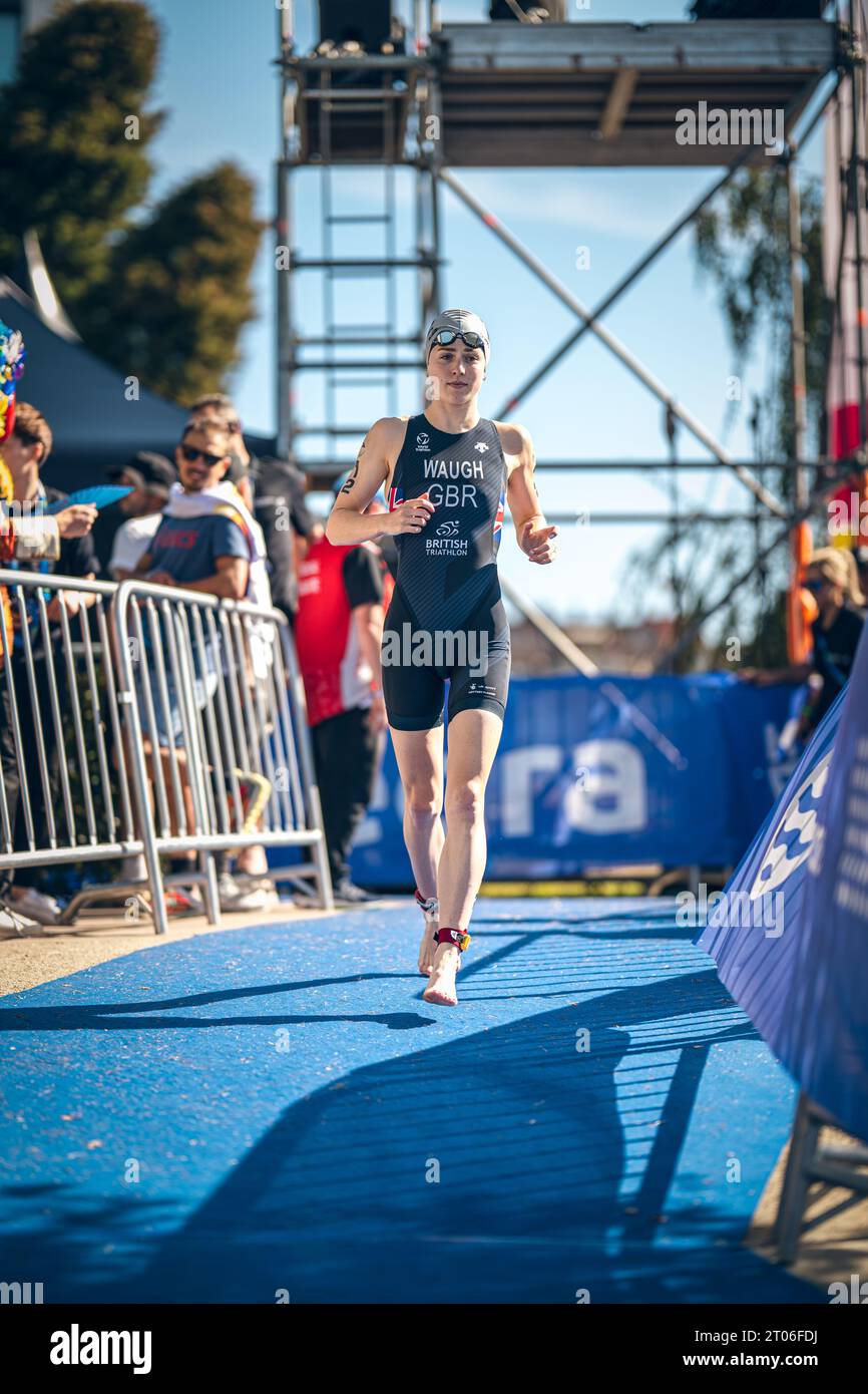 Kate Waugh participating in Pontevedra in the 2023 World Triathlon ...