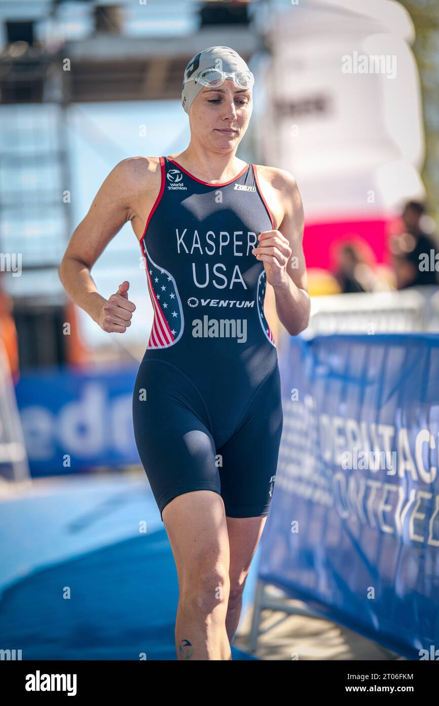 Kirsten Kasper participating in Pontevedra in the 2023 World Triathlon ...