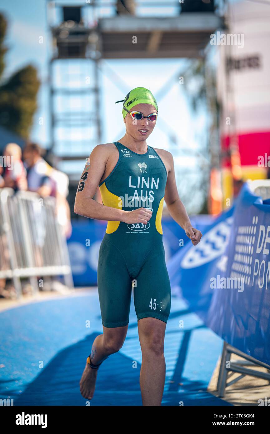 Sophie Linn participating in Pontevedra in the 2023 World Triathlon Championship Series Stock ...