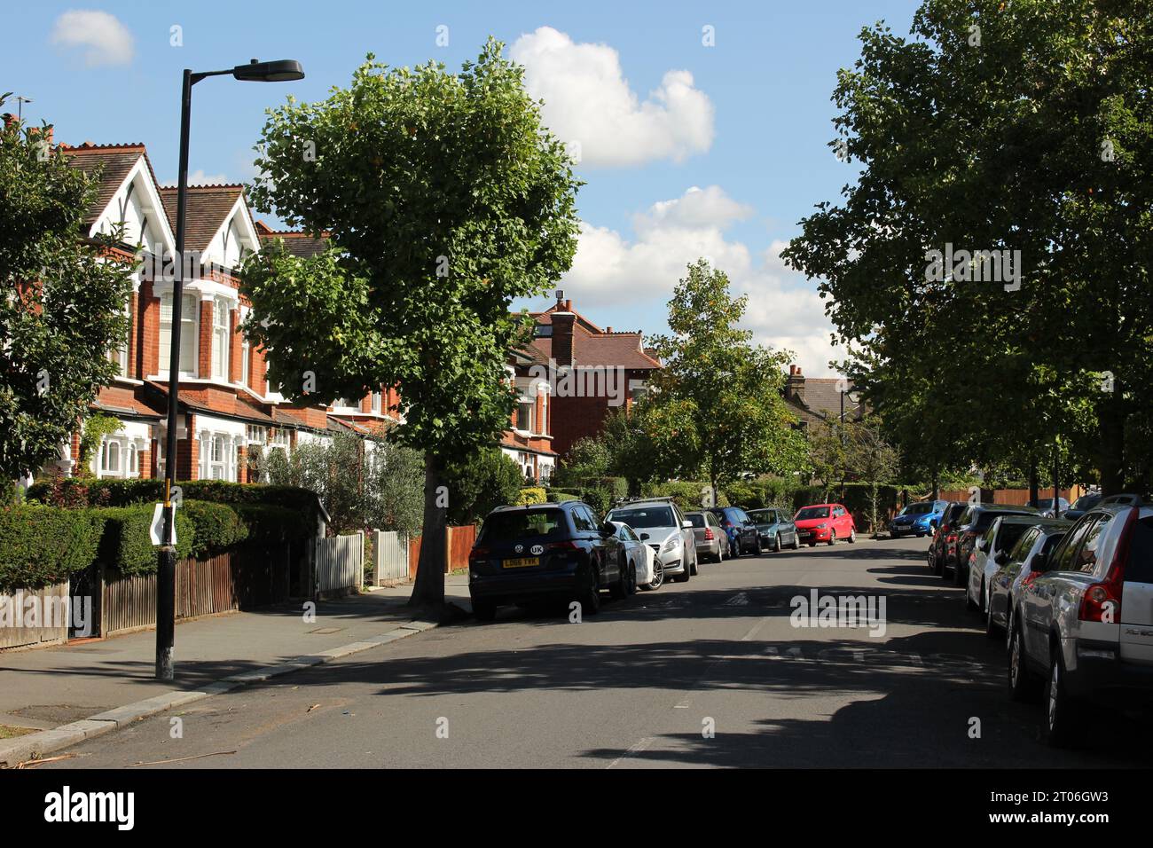London suburban street hi-res stock photography and images - Alamy