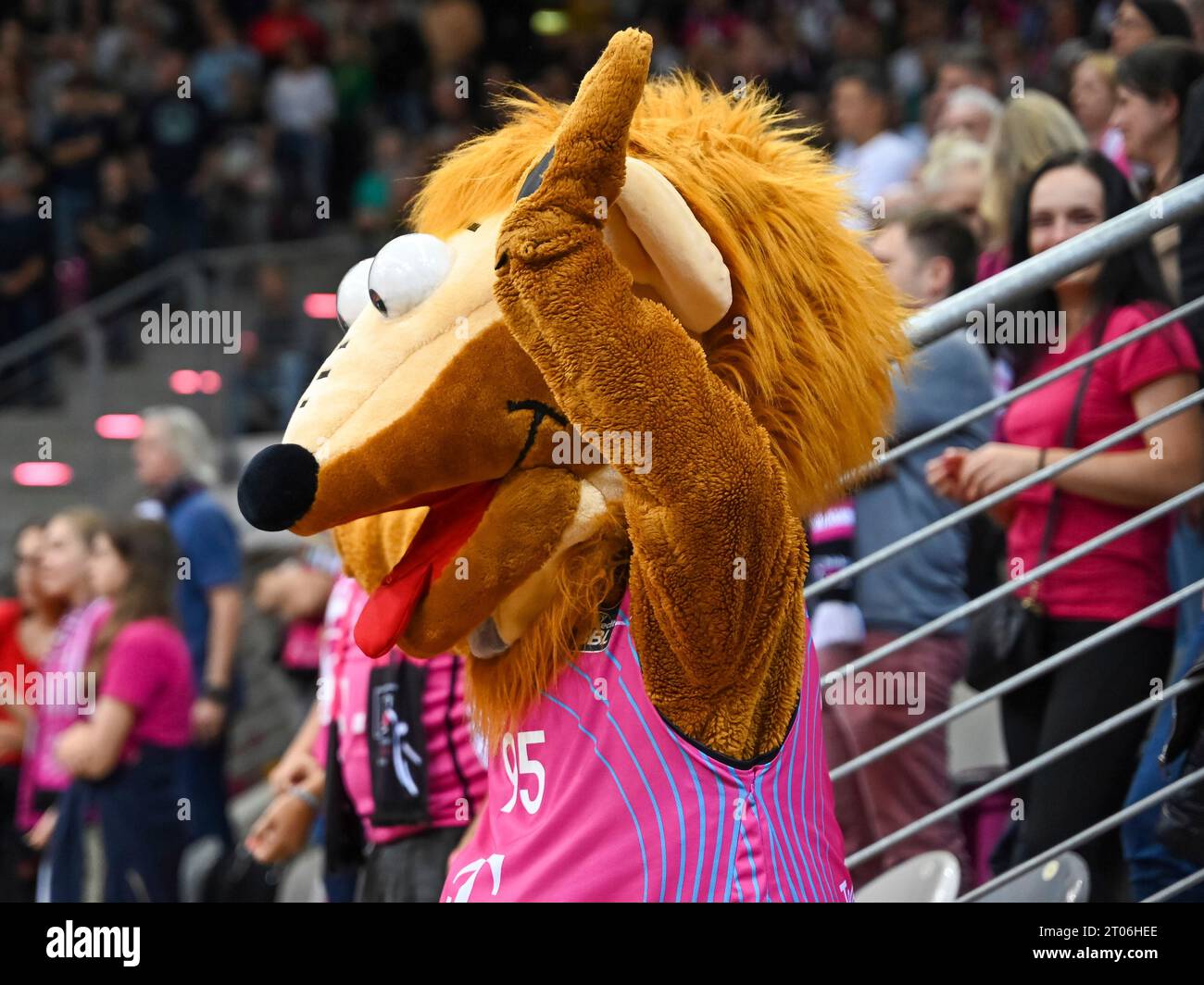 Das Maskottchen der Baskets heizt die Fans ein. Telekom Baskets Bonn vs ...