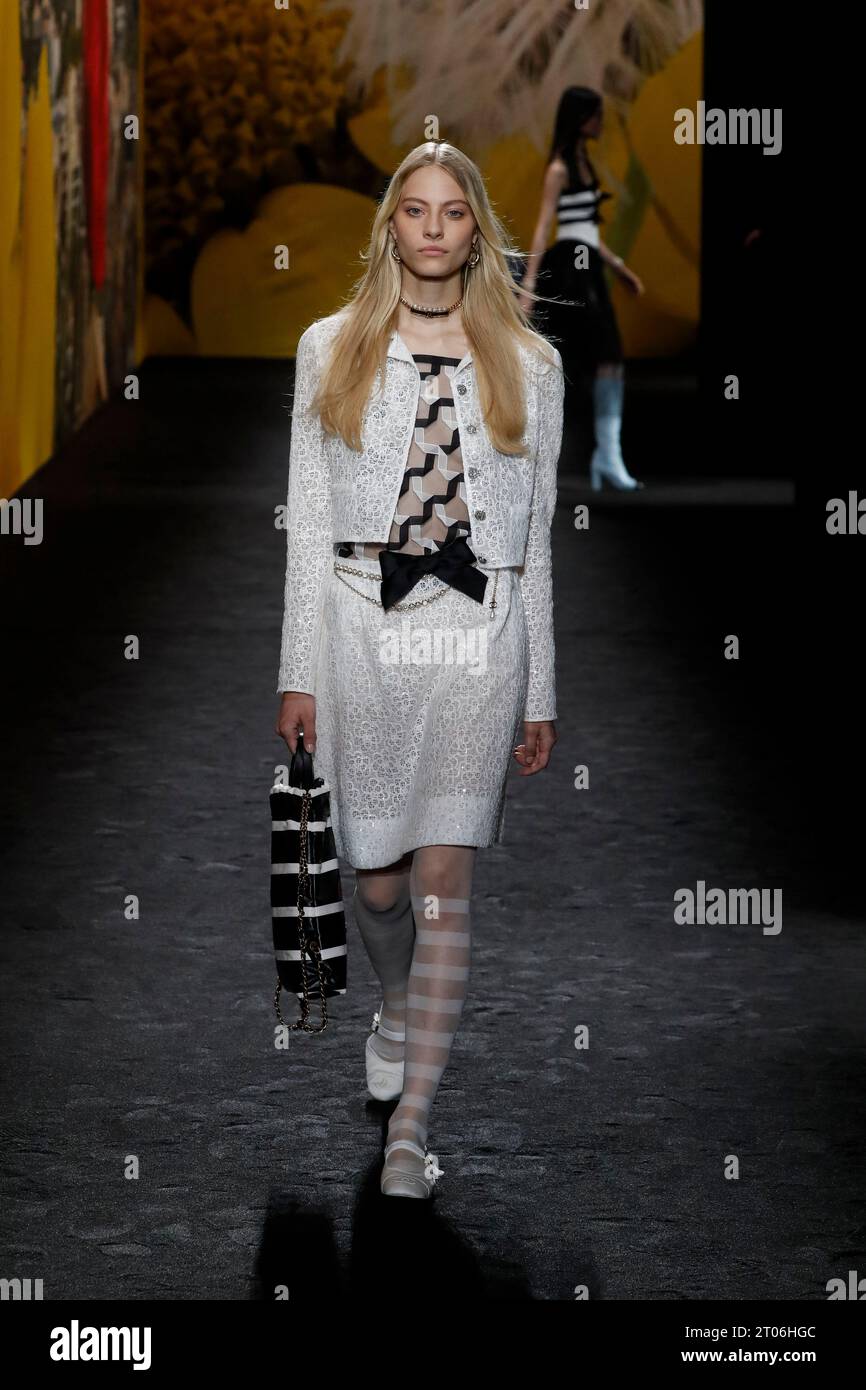 Paris, France. 03rd Oct, 2023. Model Annie Arnander walks on the runway ...