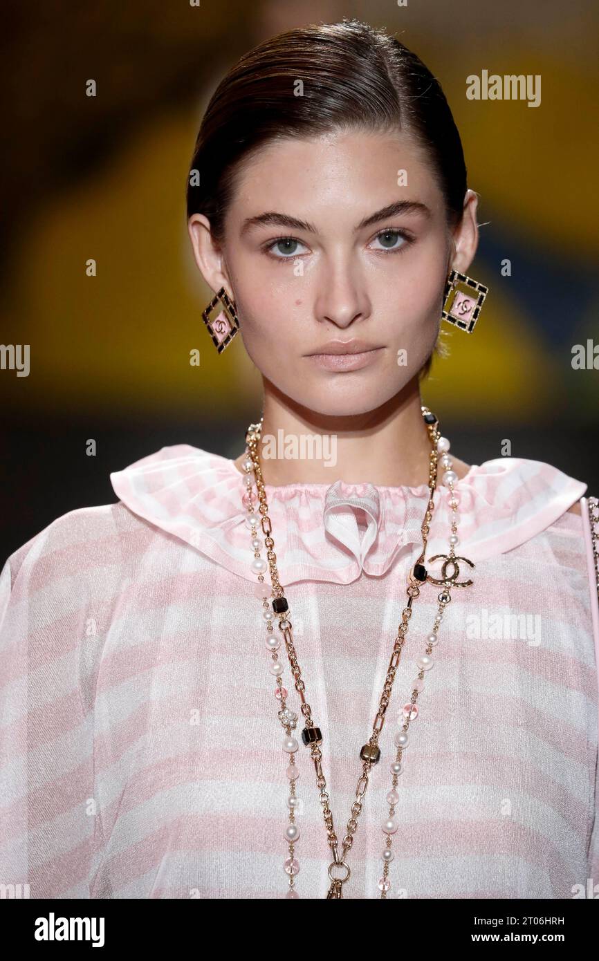 Elizabeth grace model hi-res stock photography and images - Alamy