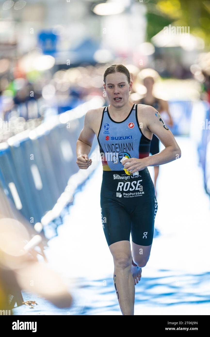 Laura Lindemann participating in Pontevedra in the 2023 World Triathlon ...