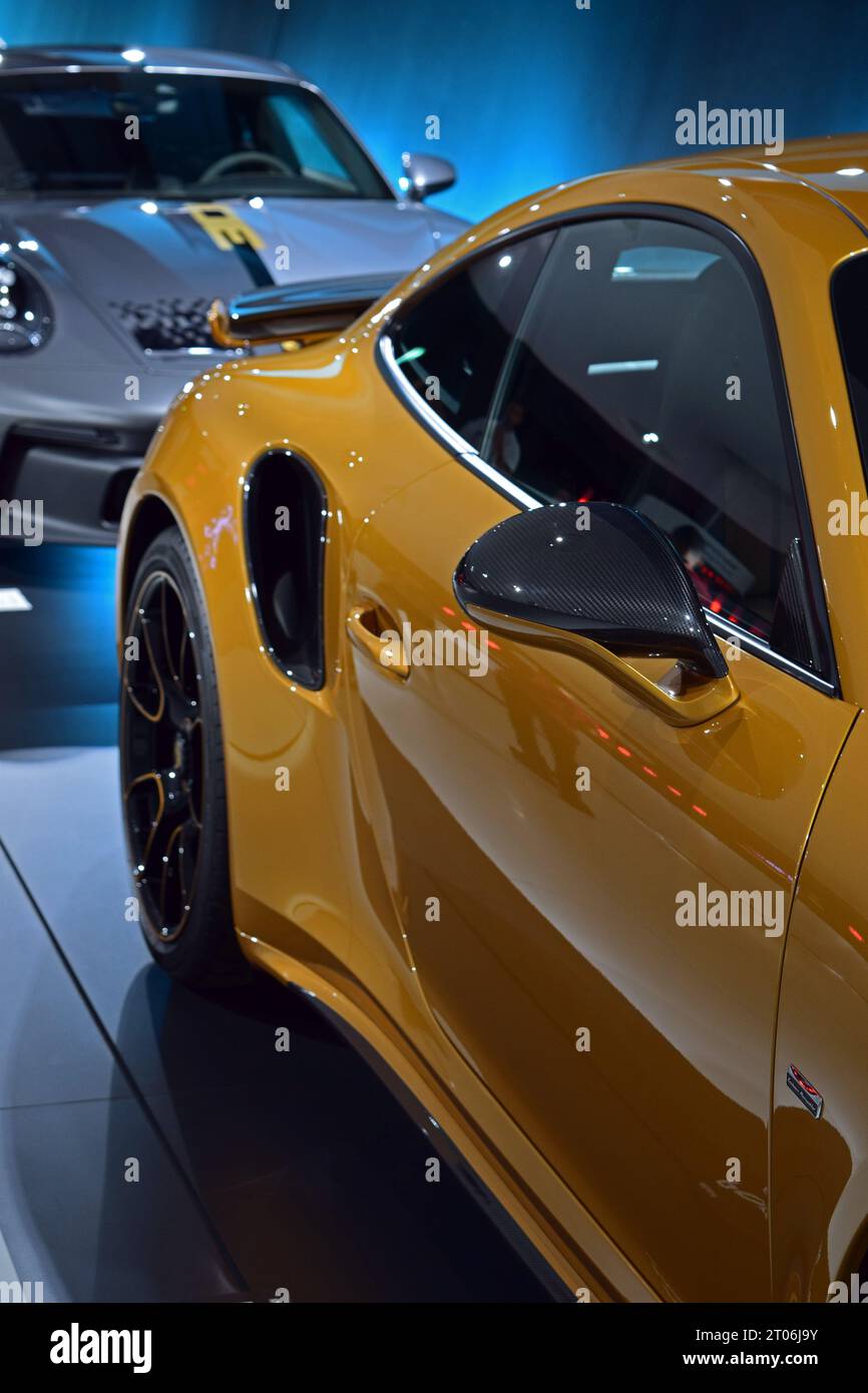 Sideview of the Exclusive gold Porsche 911 Turbo S Stock Photo - Alamy