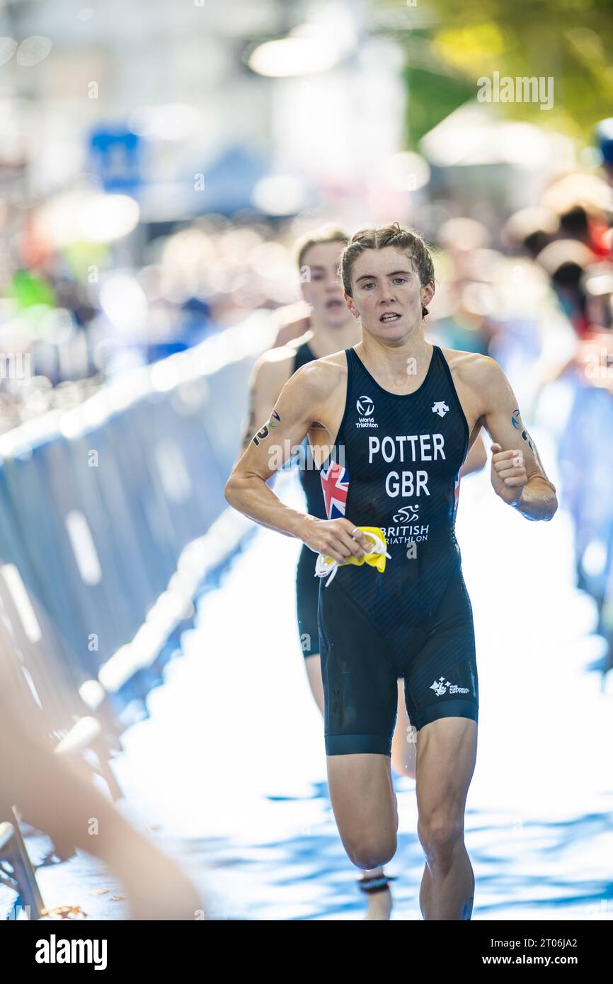 Beth Potter participating in Pontevedra in the 2023 World Triathlon ...