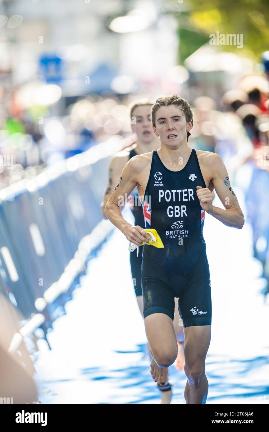 Beth Potter participating in Pontevedra in the 2023 World Triathlon ...