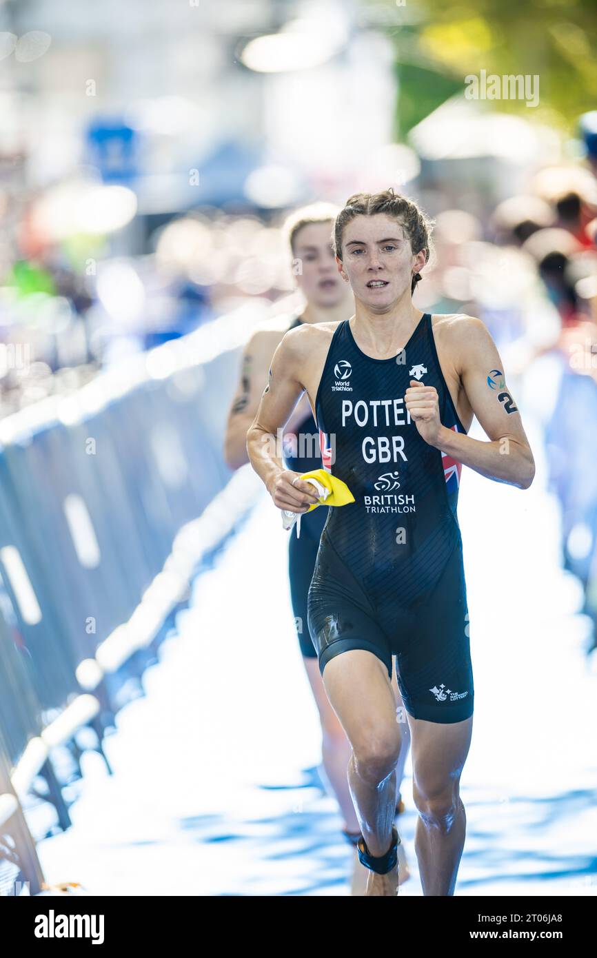 Beth Potter participating in Pontevedra in the 2023 World Triathlon ...
