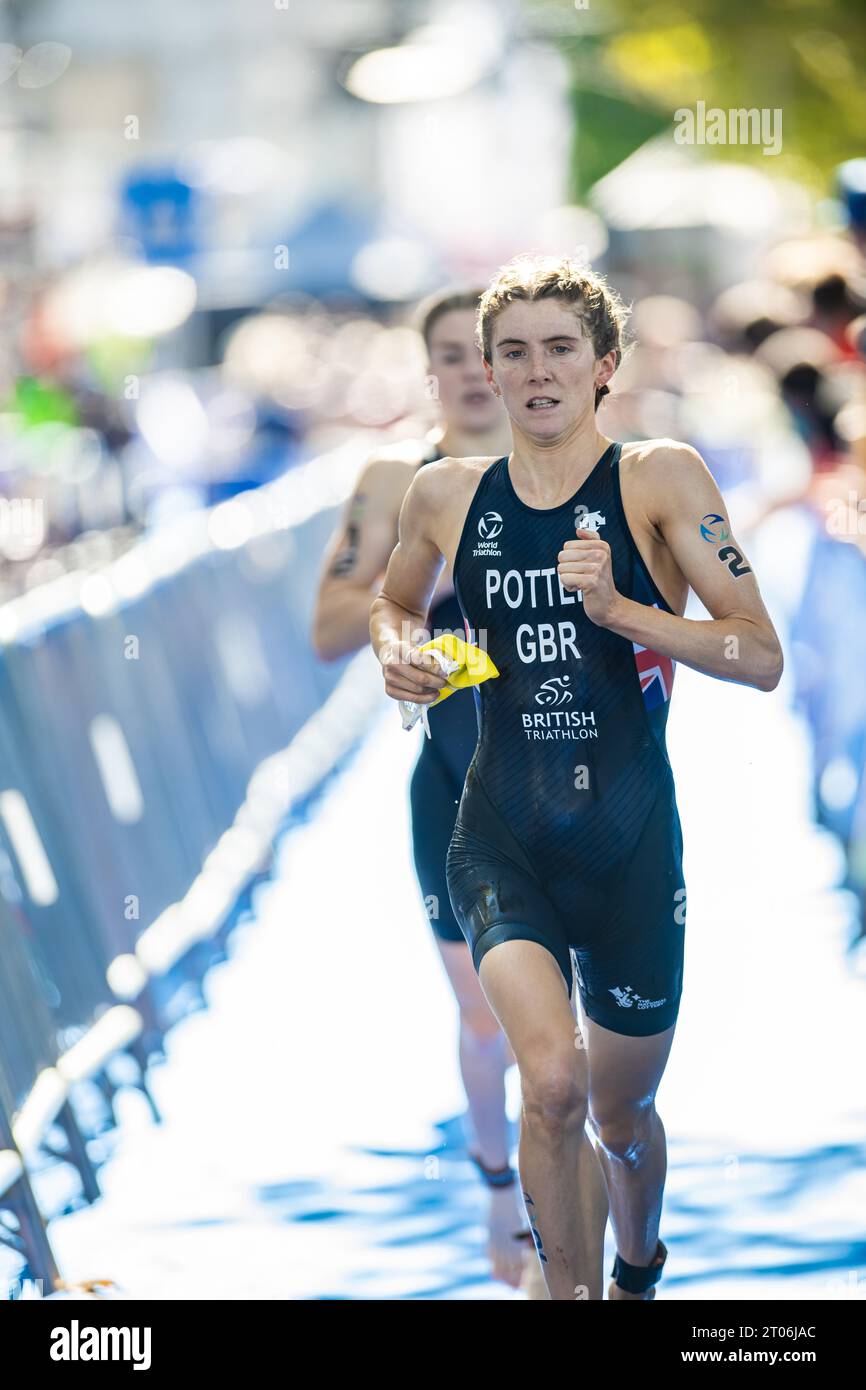 Beth Potter participating in Pontevedra in the 2023 World Triathlon ...