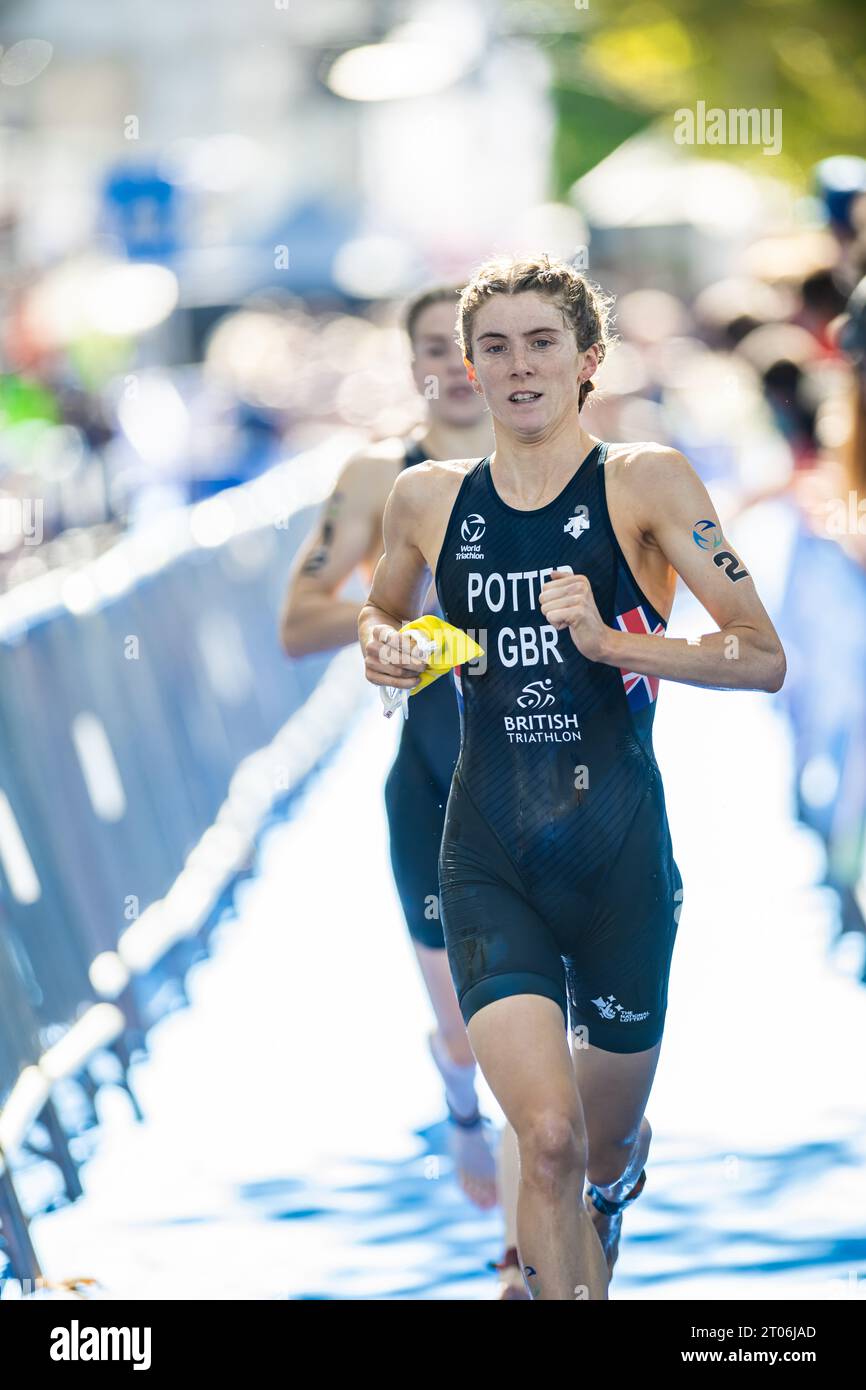 Beth Potter participating in Pontevedra in the 2023 World Triathlon ...