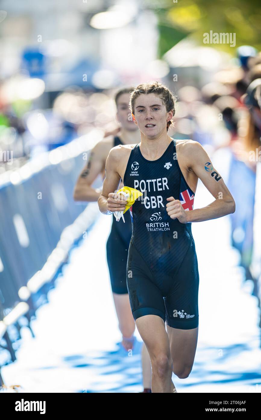 Beth Potter participating in Pontevedra in the 2023 World Triathlon ...