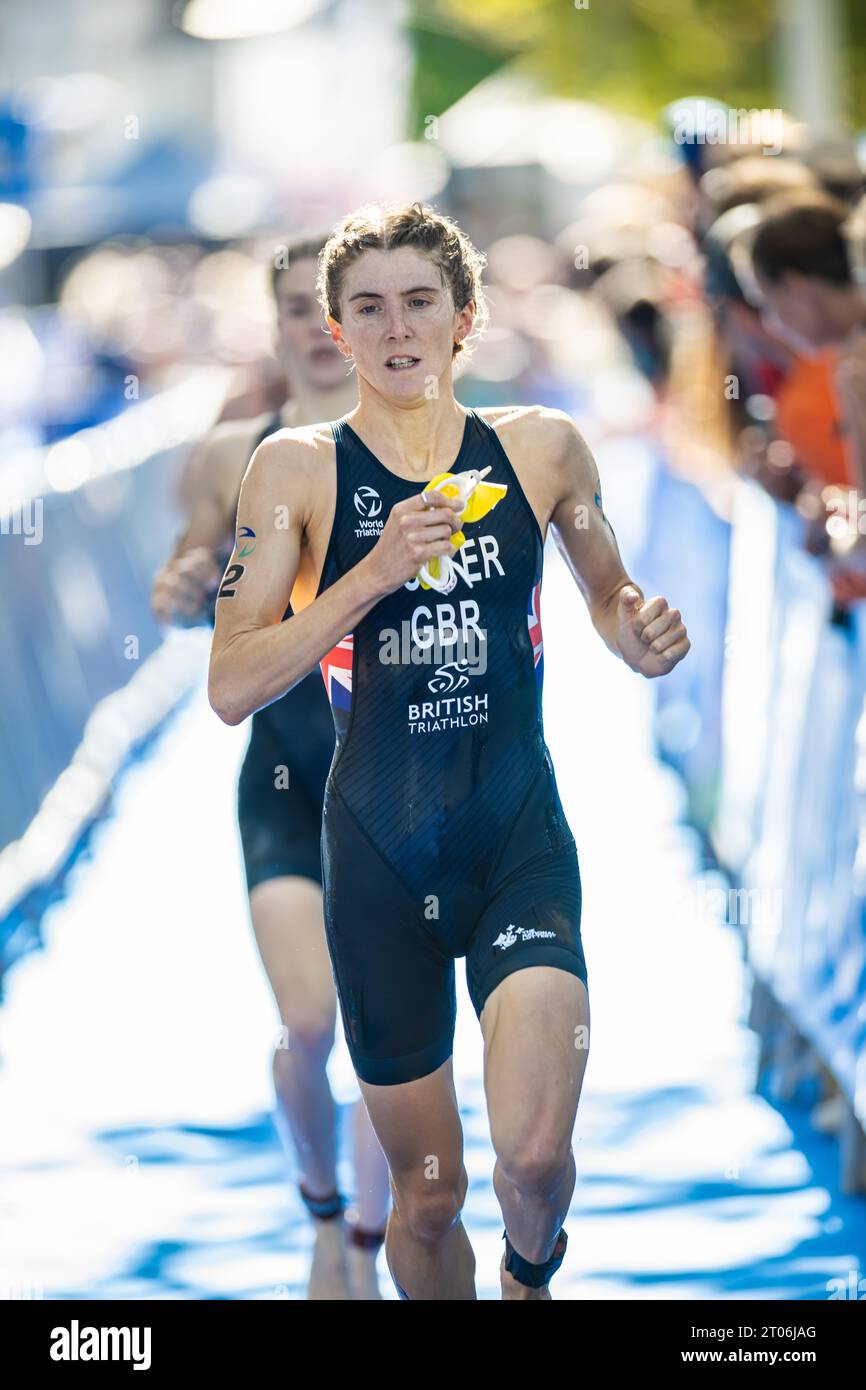 Beth Potter participating in Pontevedra in the 2023 World Triathlon ...