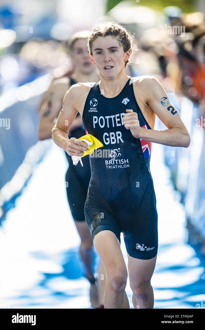 Beth Potter participating in Pontevedra in the 2023 World Triathlon ...