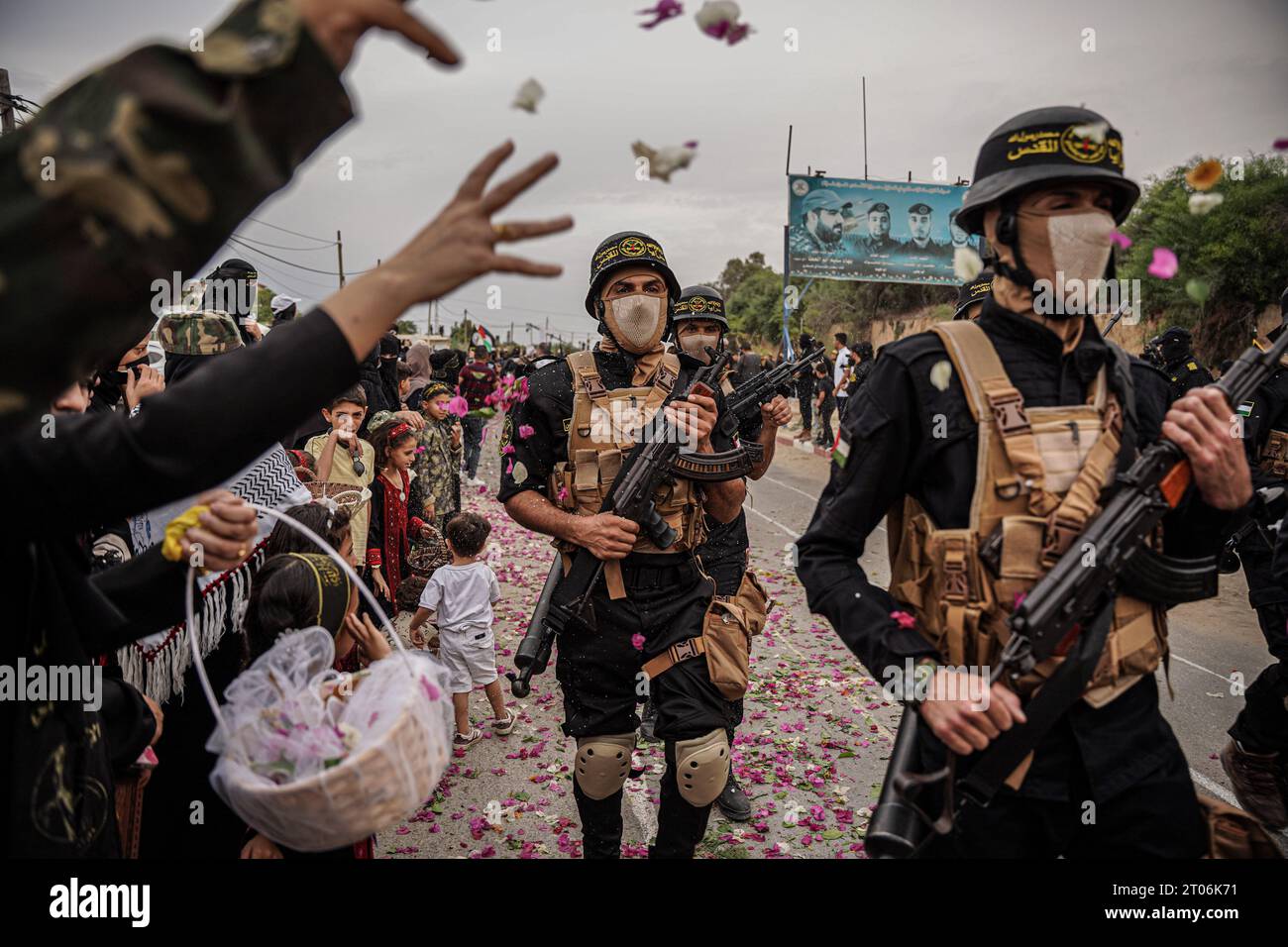 Gaza, Gaza, Palestine. 4th Oct, 2023. Women scatter flowers on members ...