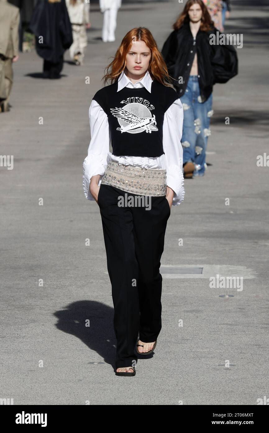 Paris, France. 02nd Oct, 2023. Model Liv Walters walks on the catwalk ...