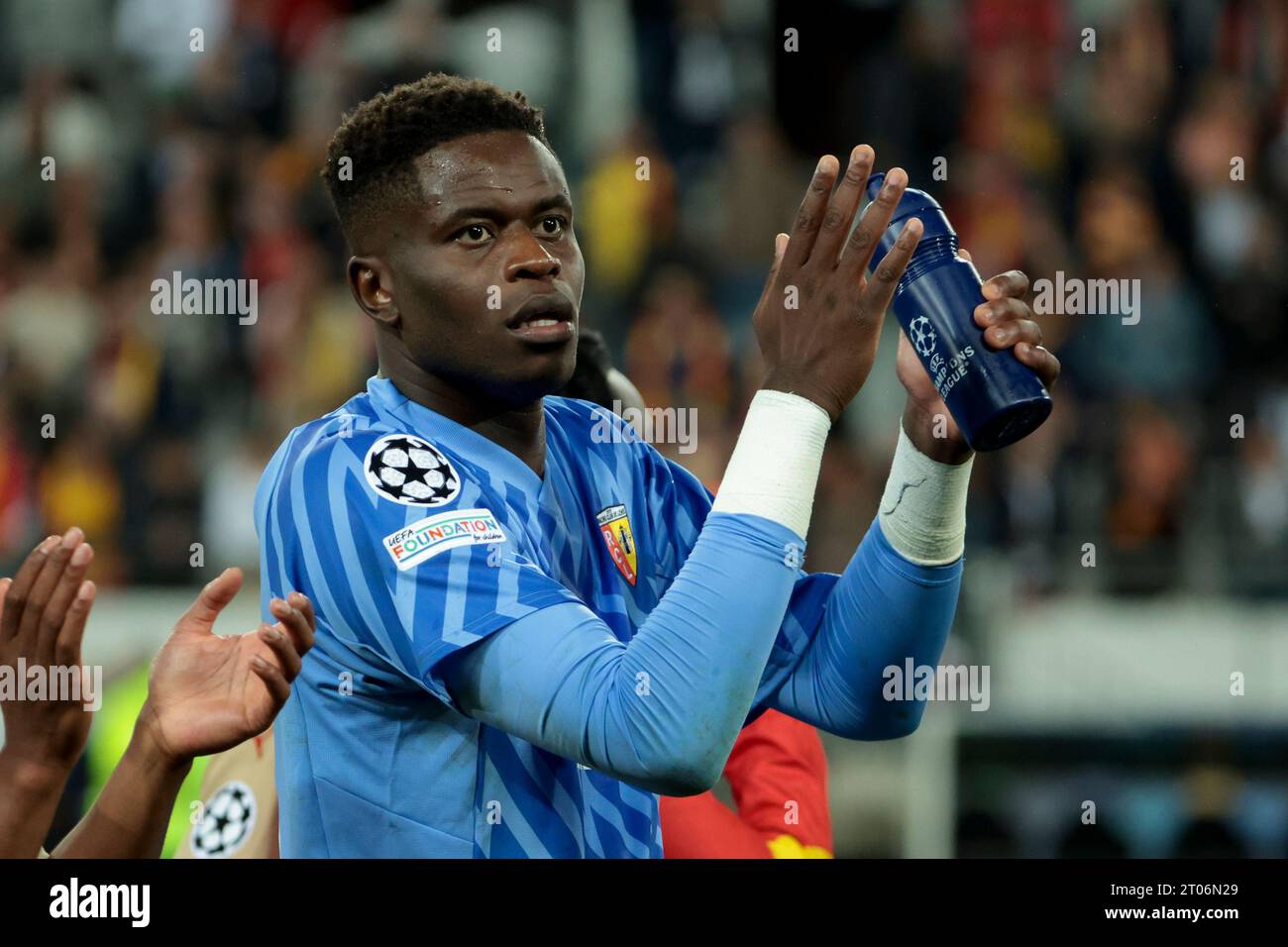 Lens, France. 03rd Oct, 2023. Lens goalkeeper Brice Samba salutes the ...