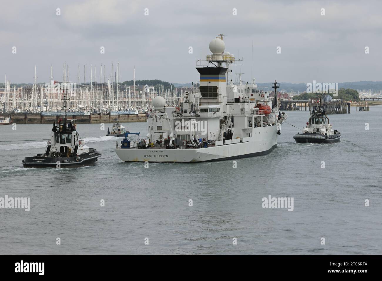 Harbour tugs escort the US Navy vessel BRUCE C HEEZEN towards a berth ...