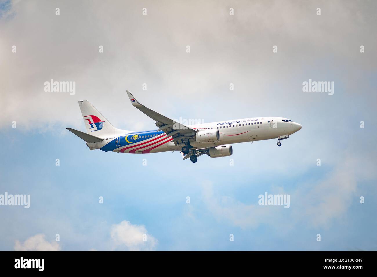 Malaysia airlines boeing 737 800 aircraft hi-res stock photography and ...