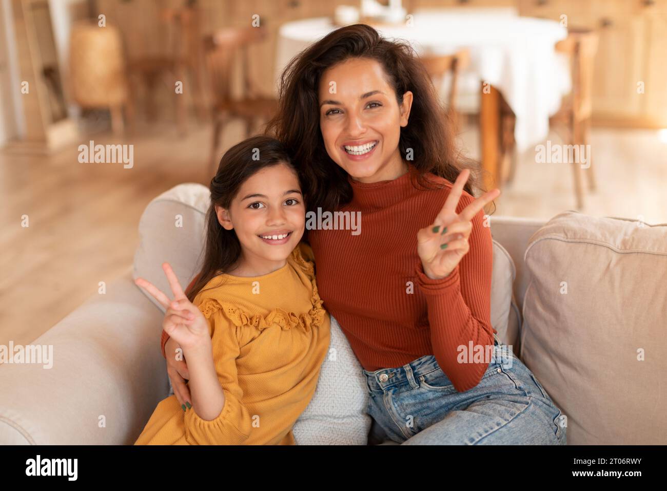 Mom daughter showing peace sign hi-res stock photography and images - Alamy
