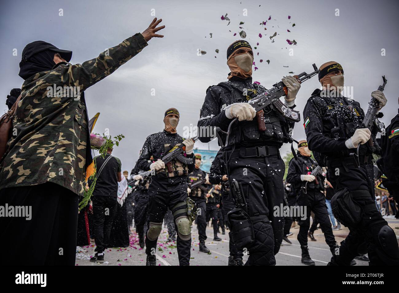 Gaza, Palestine. 4th Oct, 2023. Women scatter flowers on members of the ...