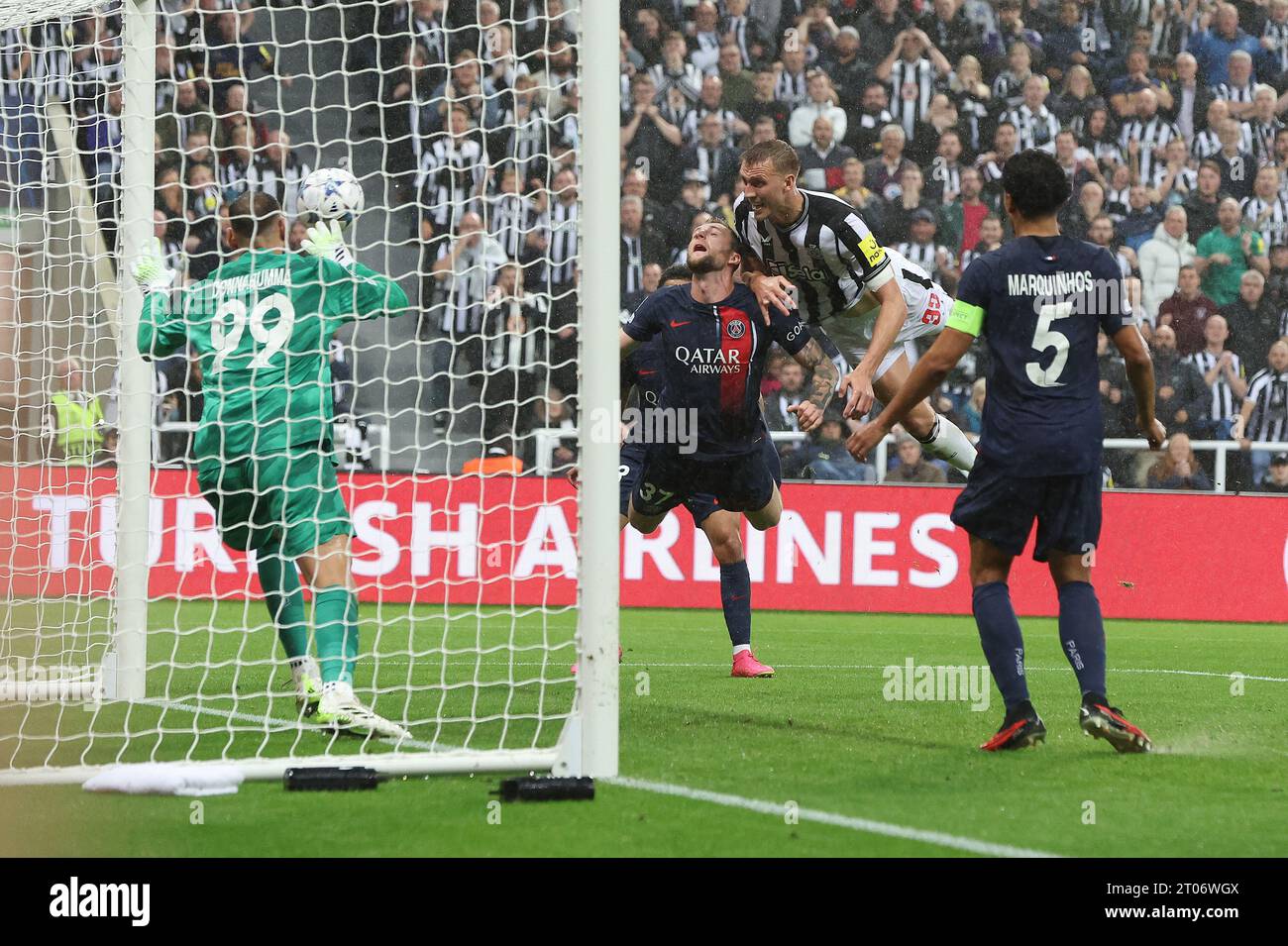 Newcastle Upon Tyne, UK. 4th Oct, 2023. Dan Burn of Newcastle United ...