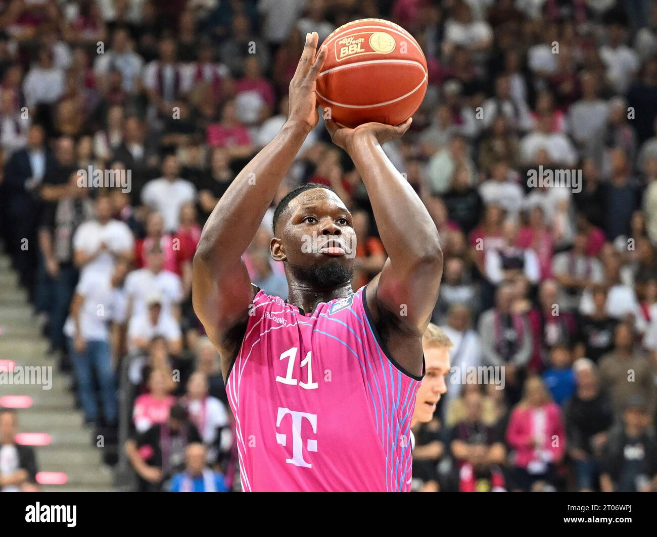 Brian Fobbs (Telekom Baskets Bonn, #11) an der Freiwurflinie. Telekom ...