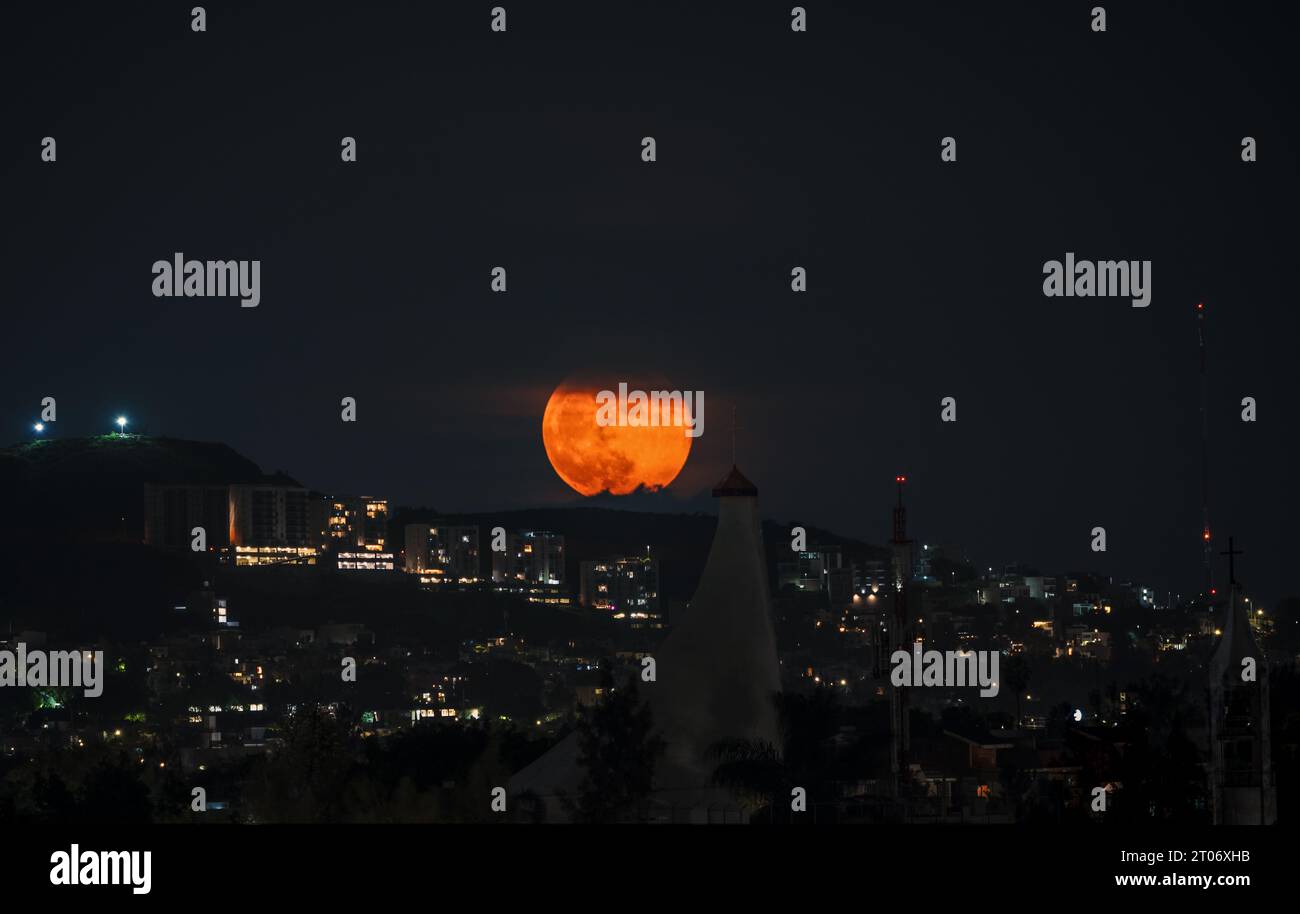 Supermoon occur when the moon is closest to the Earth also called ...