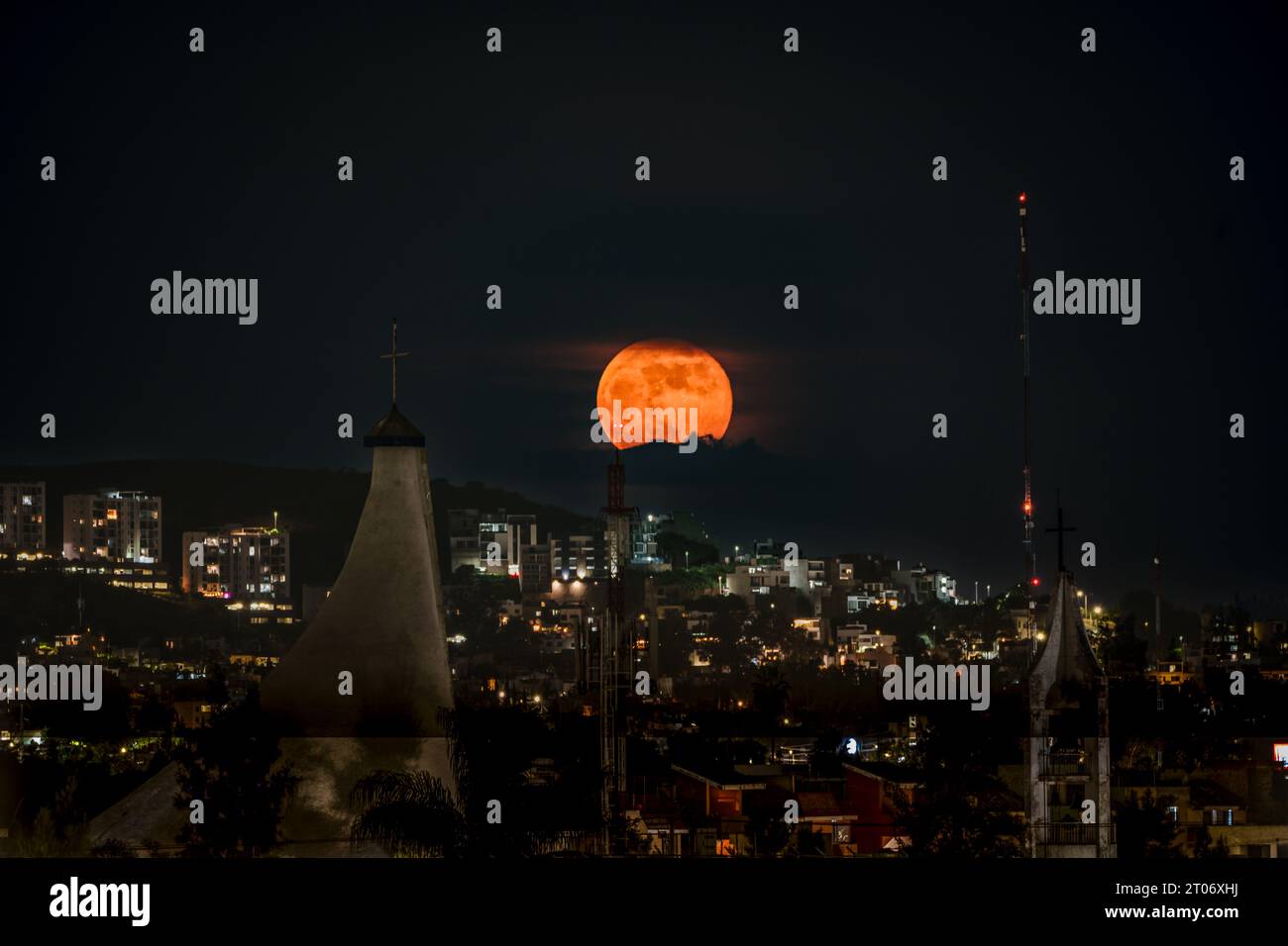 Supermoon occur when the moon is closest to the Earth also called ...