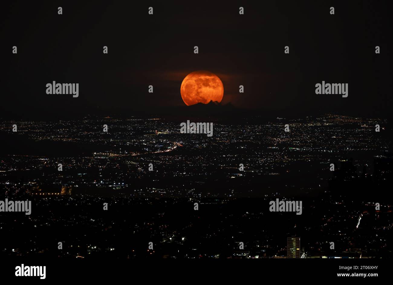 Supermoon occur when the moon is closest to the Earth also called ...