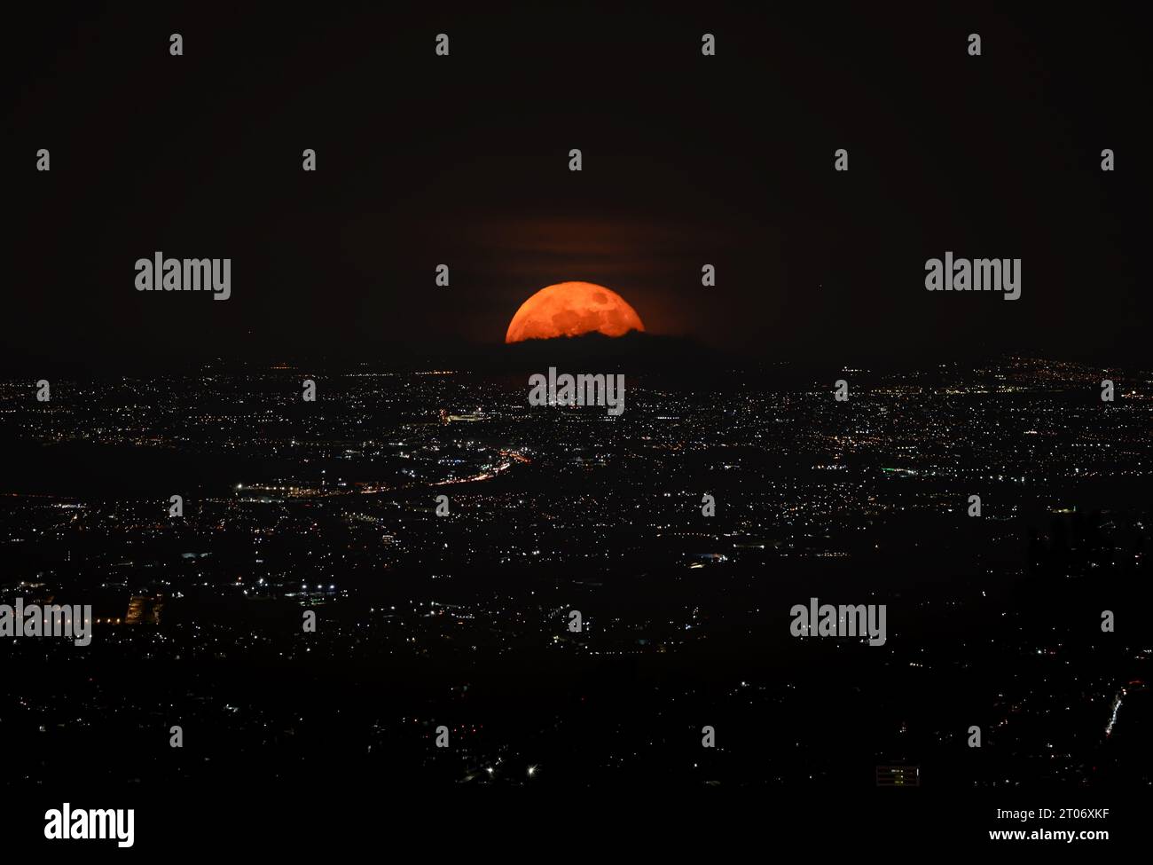 Supermoon occur when the moon is closest to the Earth also called ...