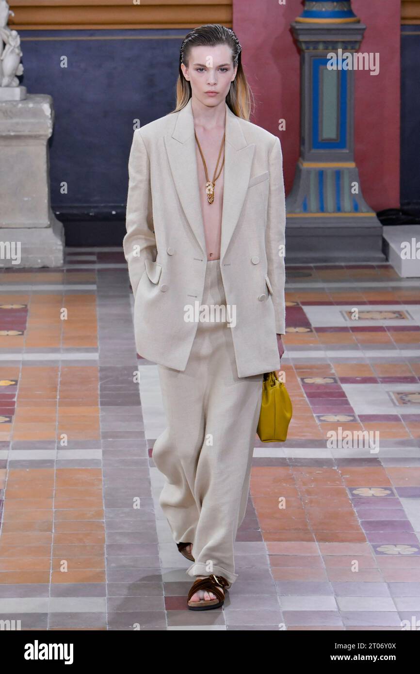 Paris, France. 01st Oct, 2023. Model Freya Nutter walks on the runway ...